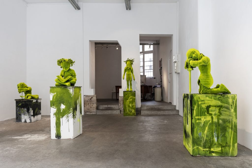 Kim Simonsson: Moss cabbage people at Galerie NeC, Paris - Ceramics Now