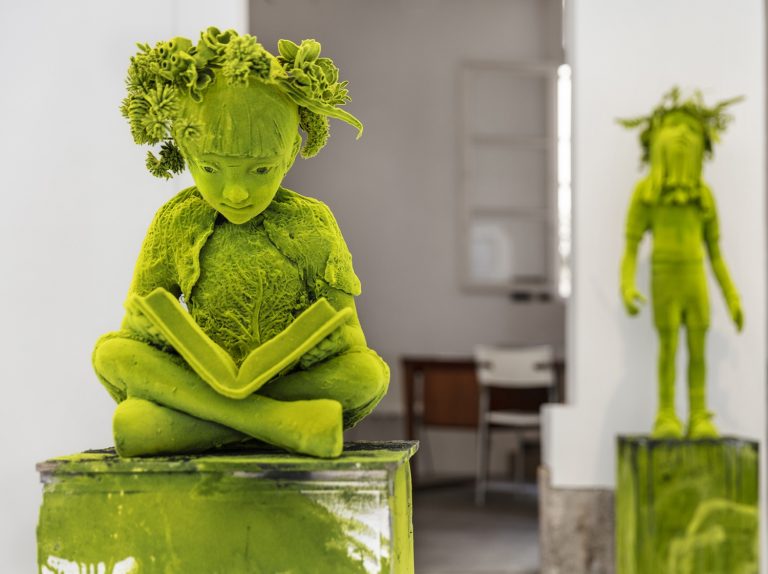 Kim Simonsson: Moss cabbage people at Galerie NeC, Paris - Ceramics Now