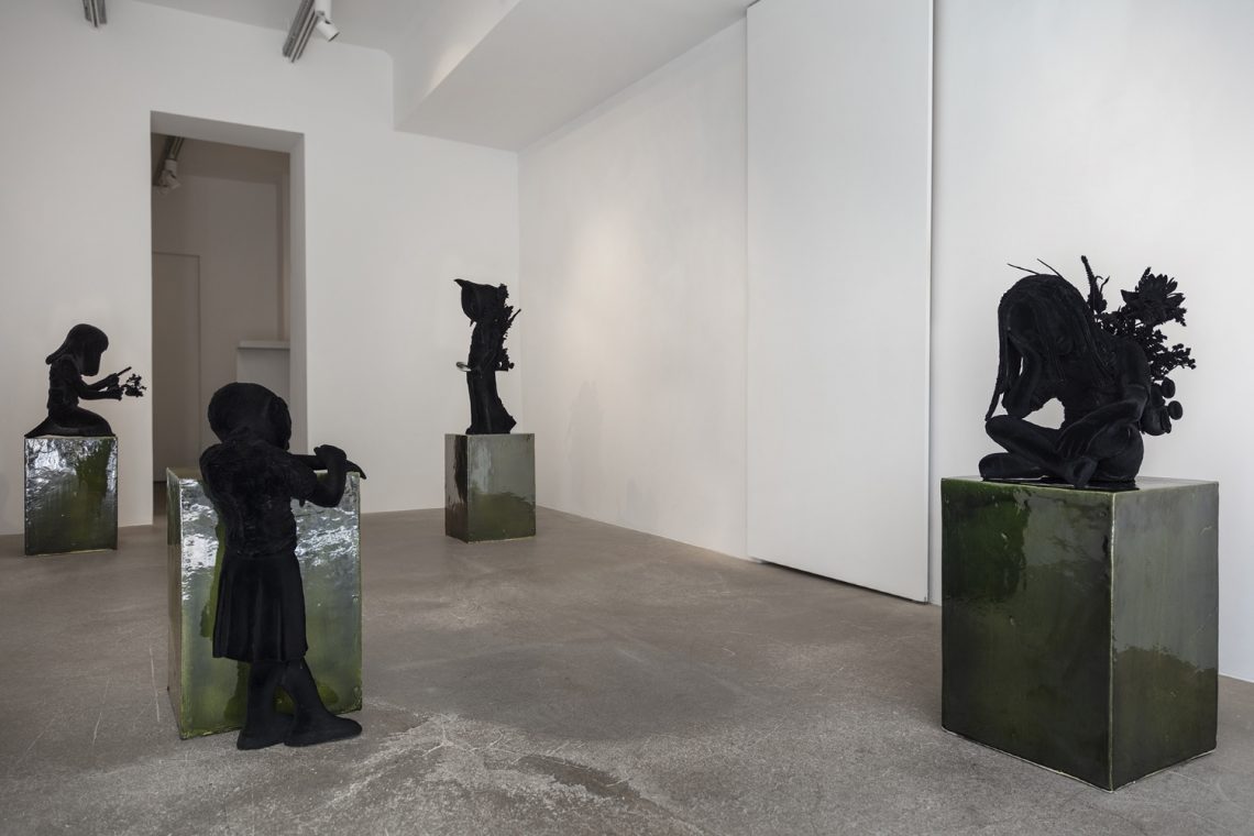 Kim Simonsson: Moss cabbage people at Galerie NeC, Paris - Ceramics Now