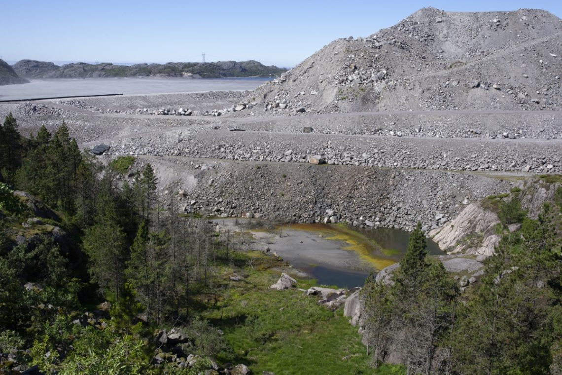 Hidden Stone – Excavating the Materiality of Titanium White - Ceramics Now